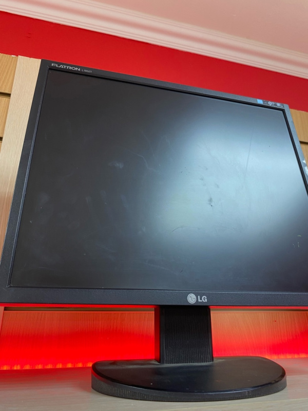 Купить Монитор МОНИТОР LG FLATRON L1952T Б/У за 950 руб. — состояние 9/10