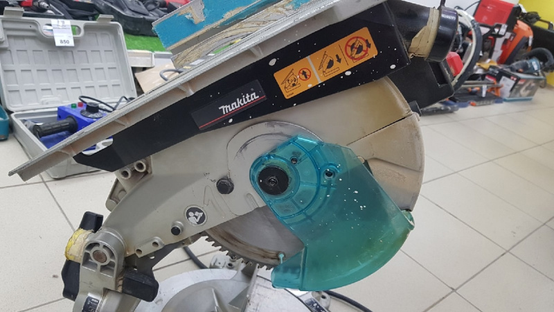 Купить Торцовочная пила Makita LH1040 Б/У за 0 руб. — состояние 9/10